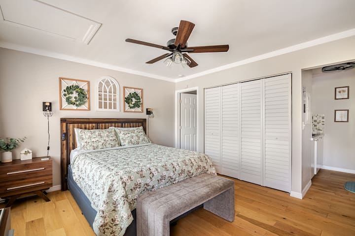 Studio Retreat By The Lake - Tampa, FL