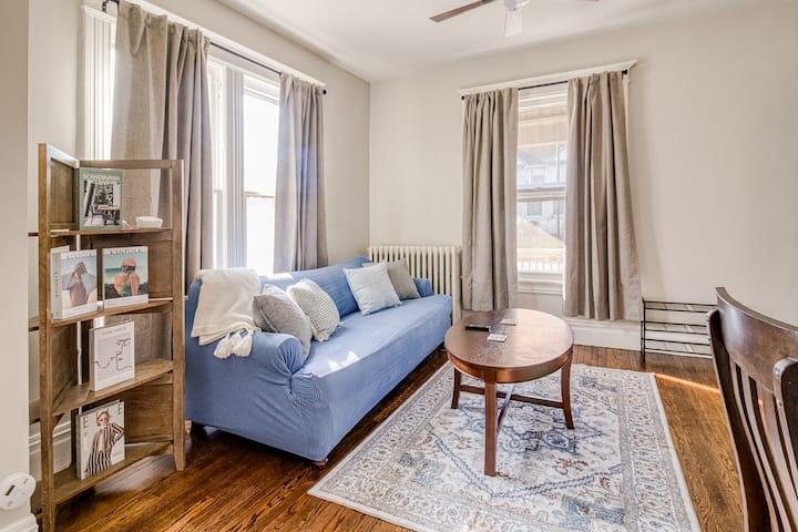 A Contemporary Comfort Apt#2 Green Door - Rochester, NY