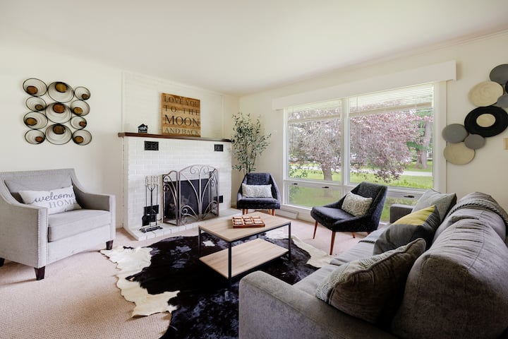 Charming Getaway With Warm Fireplaces - Saratoga Springs, NY