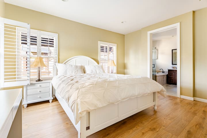 您首选洛杉矶旅游、商务、求学和生活十分便利的铁门社区，一个坐落在亚凯迪亚市中心拎包入住的豪华居所。 - Arcadia, CA