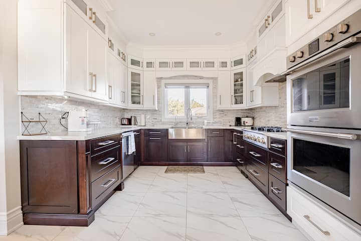 Modern 4br Home | Luxury Home Near Toronto - Bradford, ON, Canada