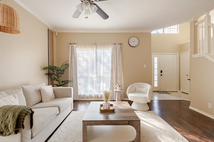 Modern 3br W/ Theater •Bbq • Office • 30+ Day Stay - San Antonio, TX