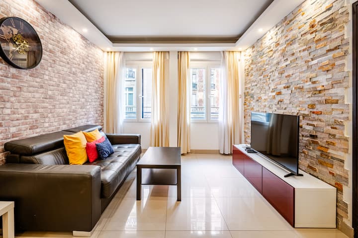 Chic 2 Bedroom Apartment Steps From Champs Elysees - Paris