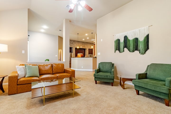 Modern And Spacious One Story Retreat - Helotes, TX