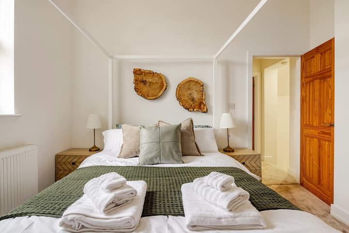 Perfect Base For Work Or Leisure: Unique Two-bed - Altrincham