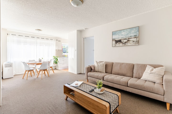 Coogee Beach Lifestyle: Prime Location + Parking - Coogee