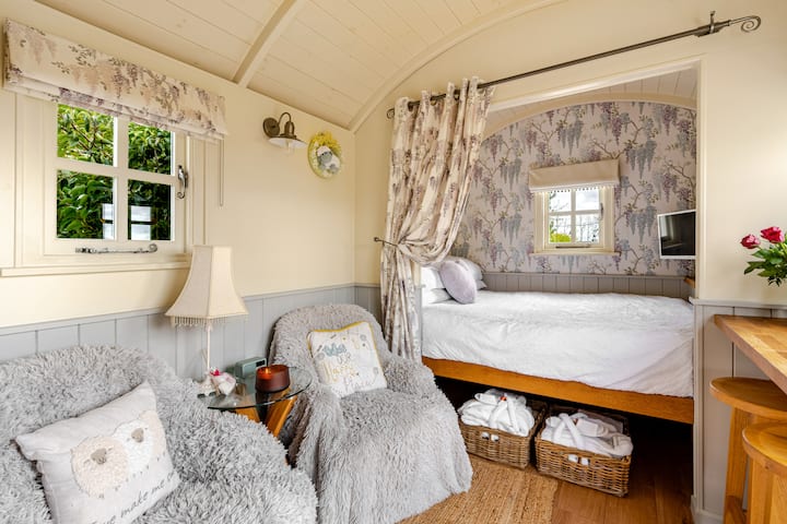 “Dolly” Shepherds Hut - Stowmarket