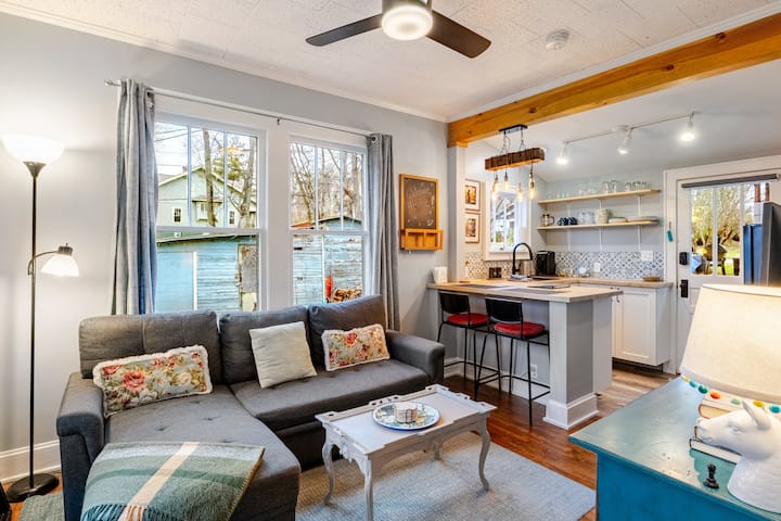 Modern Colorful Cottage Near Dwntn –&nbsp;W/d/patio/bbq - Knoxville, TN