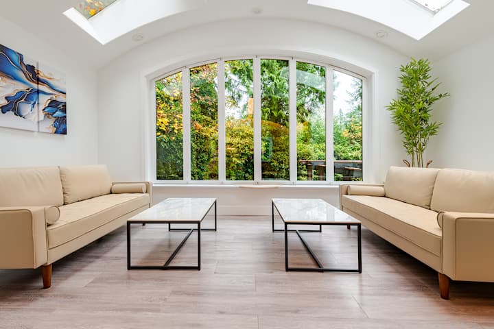 Serene 5-br Nature Retreat W/ Hot Tub - Grouse Mountain