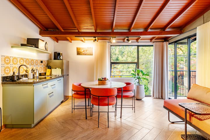 Spacious Corner Apt: Ac, Bathtub, Attic | Casazu - Medellin, Antioquia, Colombia