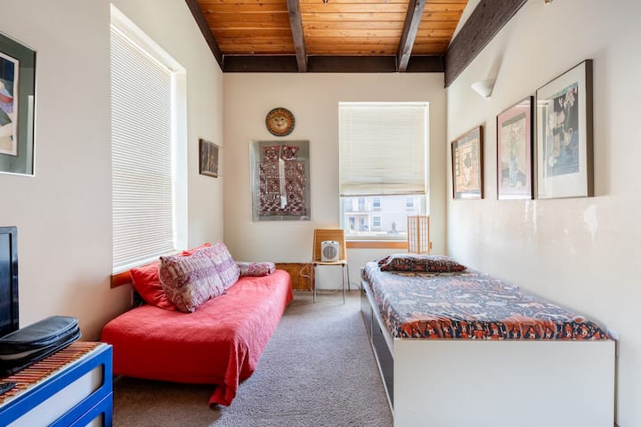 Bright Beautiful Mid-century Style Loft In N.e. - Portland, OR