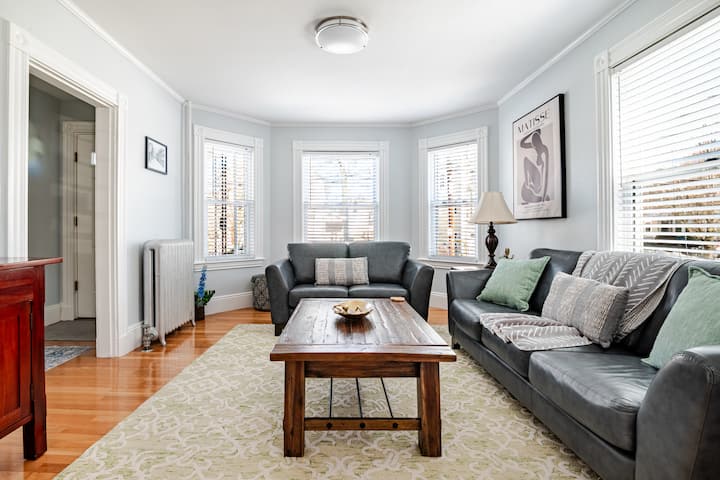 New Renovated Spotless Waltham Condo Walk To Shops - Weston, MA