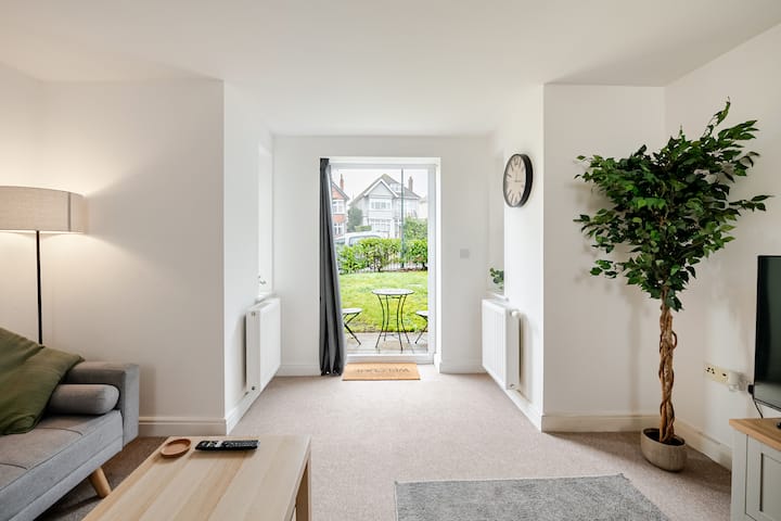 Relaxing Coastal Flat, Perfect Location - Bournemouth