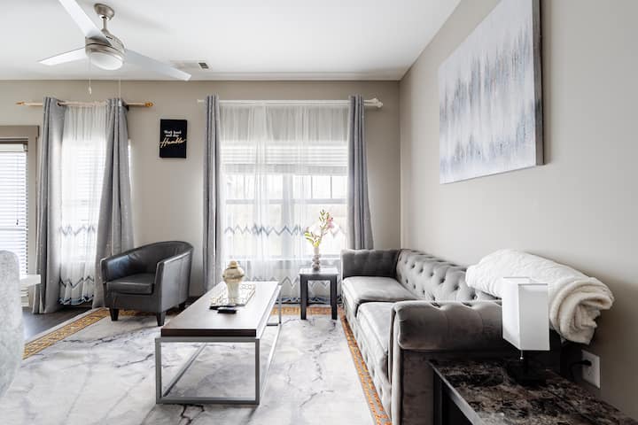 Skyline Serenity – Gym, Walk To Bars & Restaurants - Charlotte