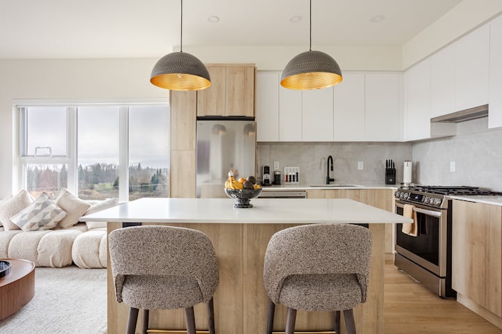 Stylish Willoughby Condo, Central & Cozy - Langley