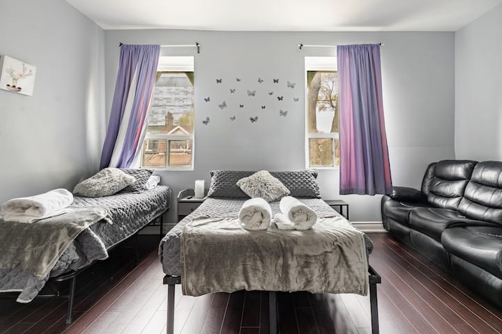Hot Spot! 2br In Kensington Market | Walk Downtown - Lakeshore