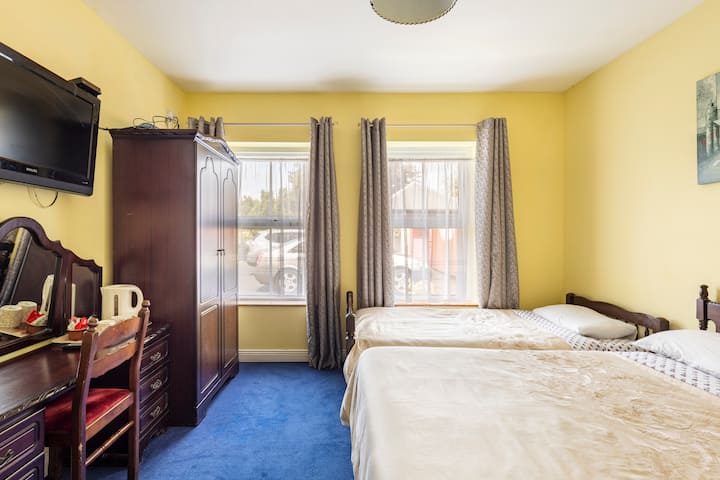 Family Rm Accommodation In Westport. - Castlebar