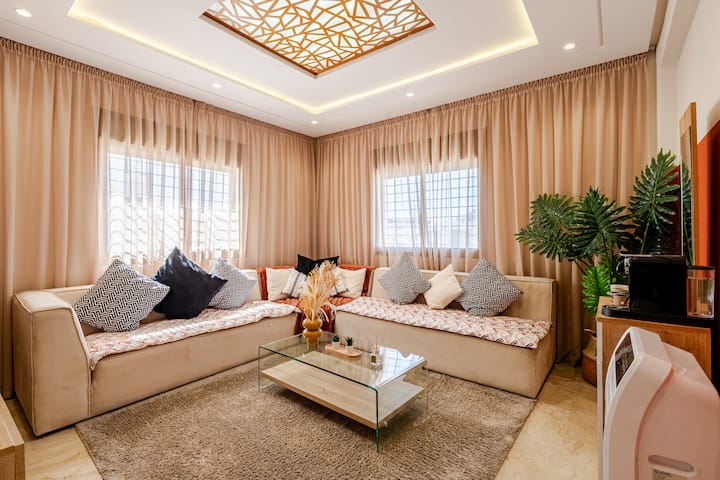 Elegant 2br | Design Interior | Fiber Ac Parking - 라바트