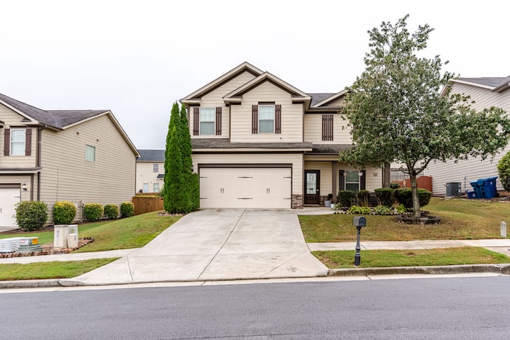 Spacious 4br | 2 King Beds | Patio & Grill - Lawrenceville, GA