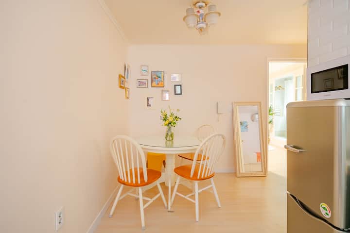 Cosy&artsy 2br Flat, 2min Fr Hongik Uni St. - Seoul