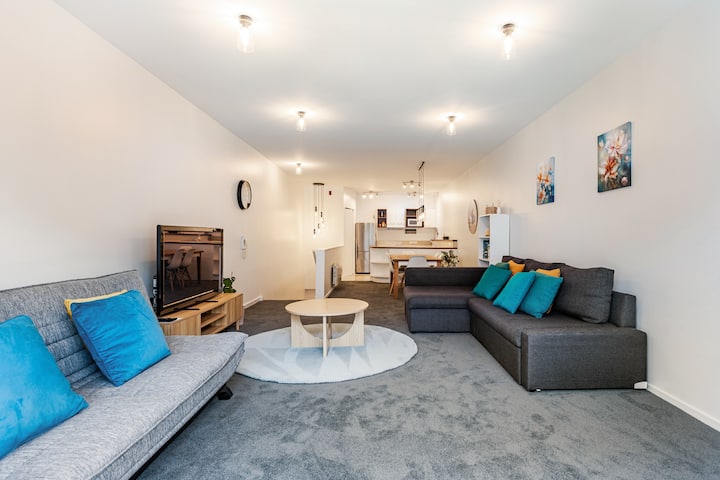 Sunny Renovated 2br: Pool, Parking & Fab Location - Wellington