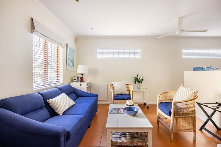 Quiet, Private Guest Cottage, High Above Camps Bay - Cape Town