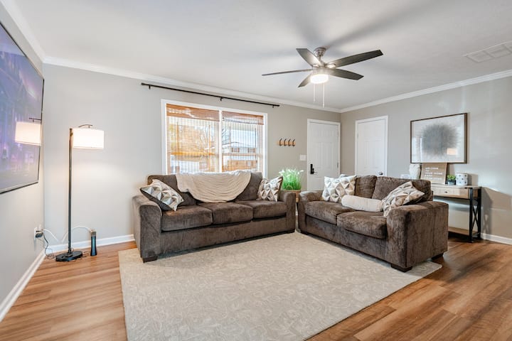 Cozy Ranch King Bed & Pet Friendly - Fenced Yard - New Albany, OH