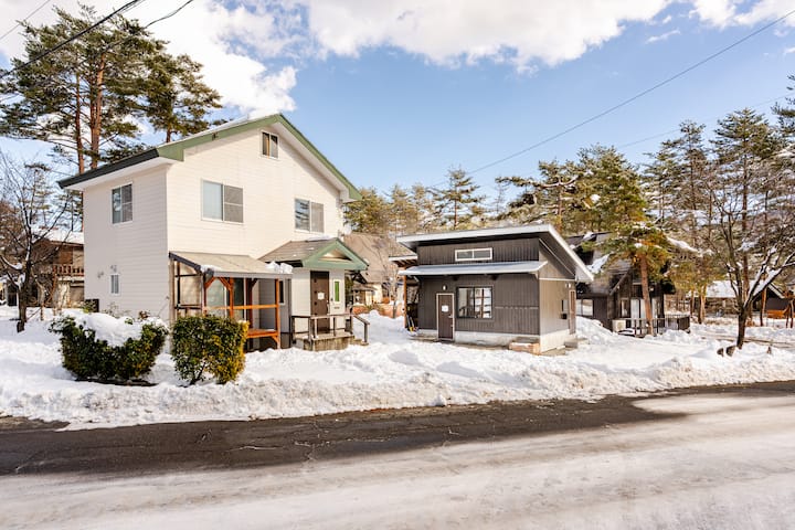 白馬名鉄の静かな森に佇む一軒家。広々空間で家族やグループに最適、自然に癒やされる滞在を！ - Hakuba