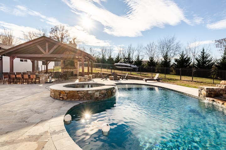 West Knox Paradise Home With Pool & Jacuzzi ! - Knoxville, TN