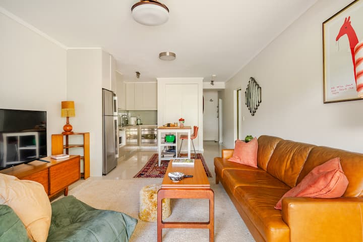 Erskineville Apartment With A Calm, Curated Feel - Camperdown