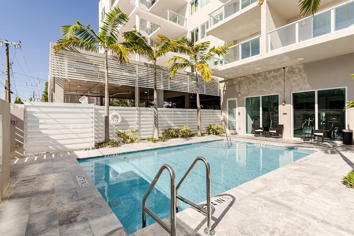 Apartamento De 2 Dormitorios | Gimnasio | Piscina - Hollywood, FL