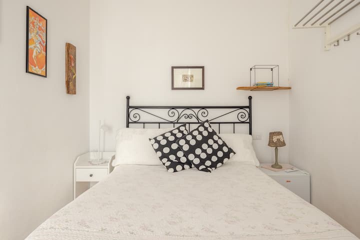Small Bedroom, Privacy, Fresh Breakfast - Vernazza