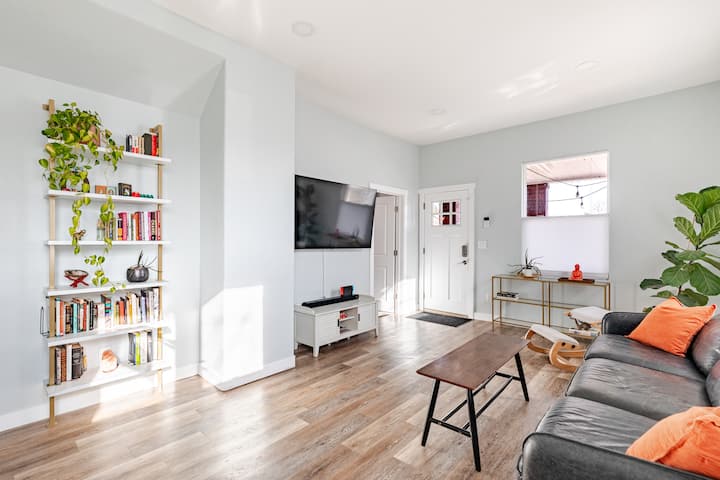 Spacious 5br Near Downtown Denver · Parking · Yard - Denver, CO