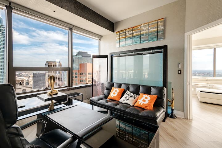 Panoramic La Skyline Penthouse | Rooftop Pool +Gym - Los Angeles, CA