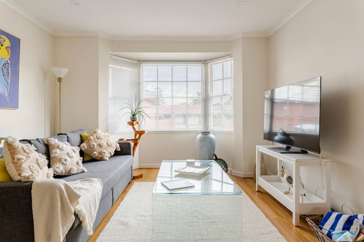 Inviting Coastal Getaway - Glenelg