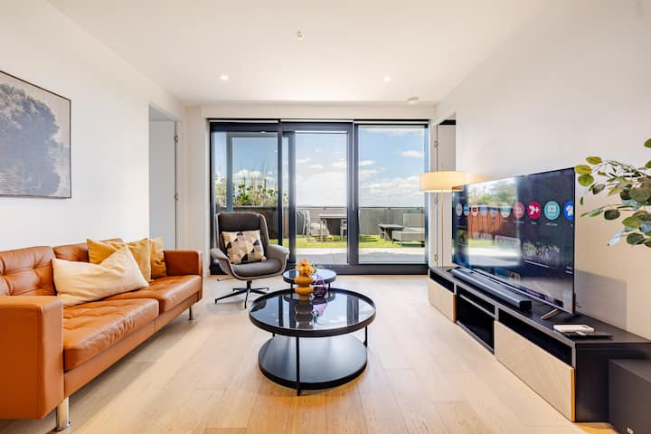 Sky One Penthouse 3br 3bath Huge Terrace W/ Pool - Box Hill