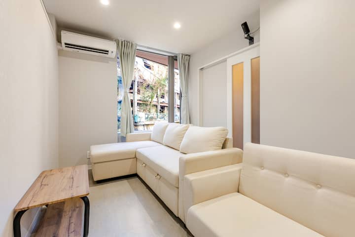 【一軒家貸切】寝室4部屋・バス/トイレ各2つ完備！プロジェクター付の広い邸宅｜天神・博多へ好アクセス - Fukuoka