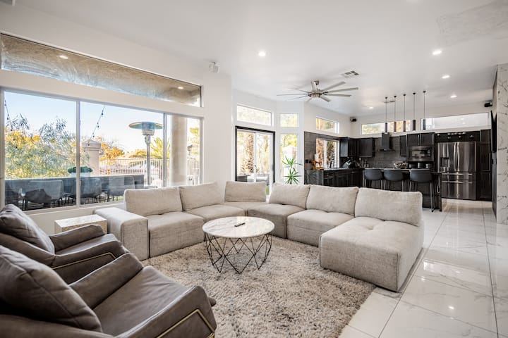 Modern And Stylish House In A Gated Community - Las Vegas