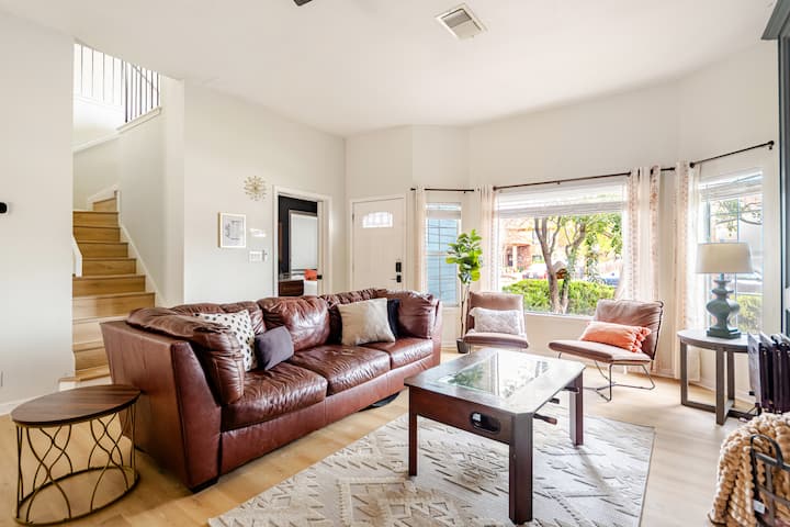 Sleeps 14 • Hot Tub • Pool Table • Games - San Antonio, TX