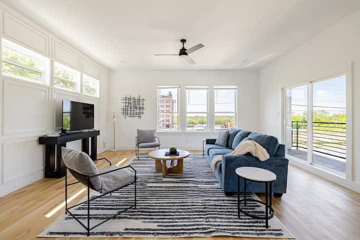 Stylish Dallas Stay ~ 5 Beds ~ Fast Wifi ~ Central - Dallas, TX