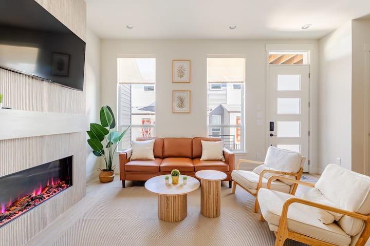 Private Basement • Bath + Living Room + Desk - Denver, CO