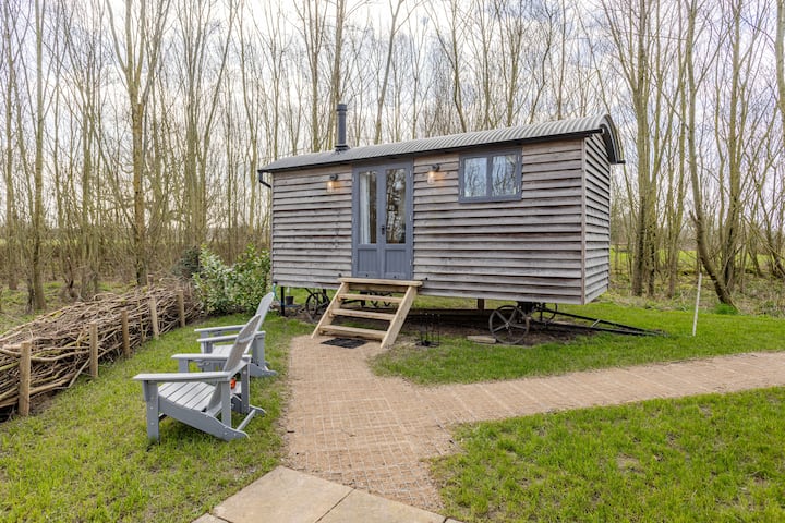 Luxury Shepherd’s Hut Escape With Log Burner - United Kingdom