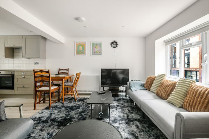 Stylish Stay In Brighton: London Road Gem - Brighton and Hove