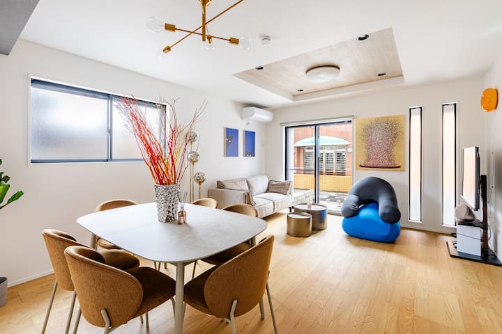 【天神まで電車6分】最大8名okのおしゃれな戸建貸切｜独立3寝室＆トイレ2つで快適｜駐車場2台完備 - Fukuoka