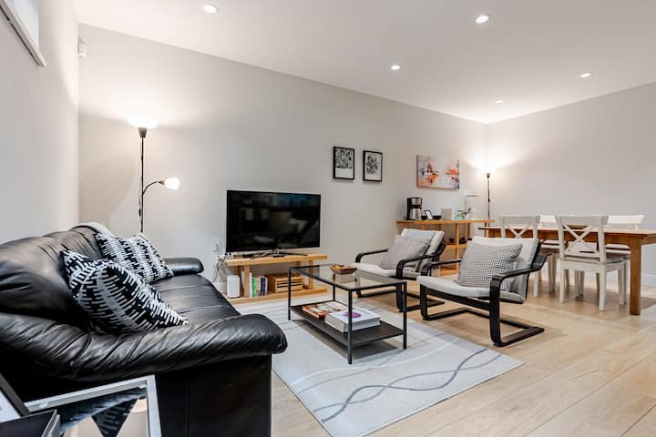 Cozy North Vancouver Retreat | 25+ Primary Guest - North Vancouver