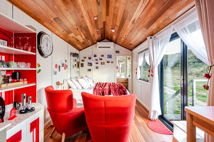 Ceri | Curated Luxury Tiny Home + Breakfast - Beechworth