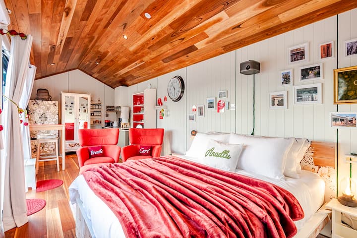 Ceri | Curated Luxury Tiny Home + Breakfast - Beechworth