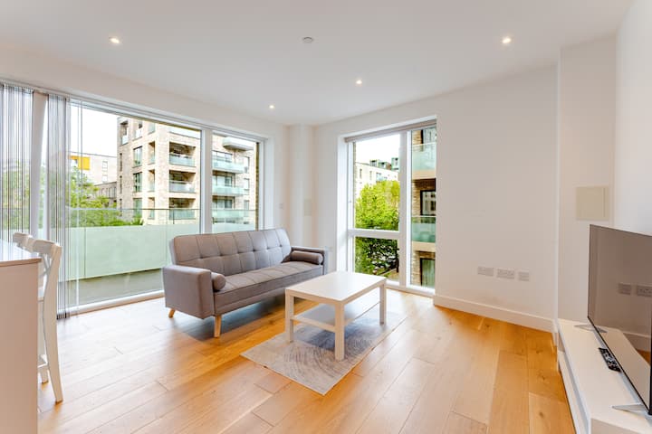 Modern 2-bed Apt + Pool Access | Steps From The O2 - Abbey Wood - London