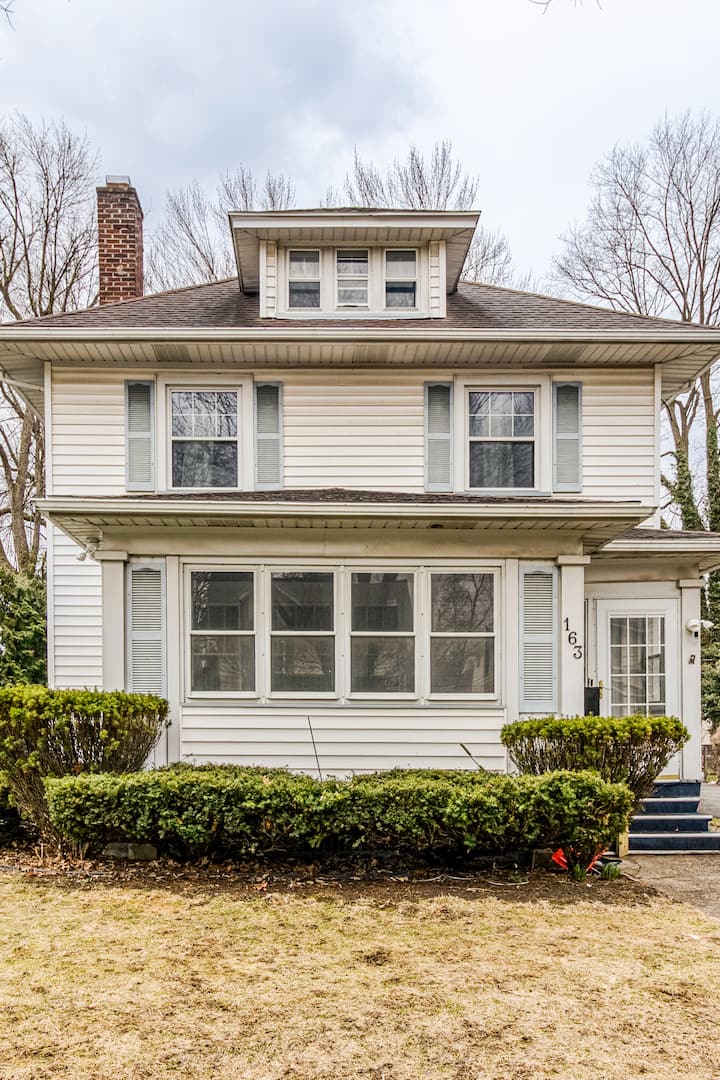 Modern Furnished Home Near Hospitals - Greece, NY