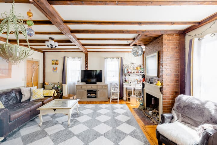 Charming Bedroom, Free Parking! - Salem, MA